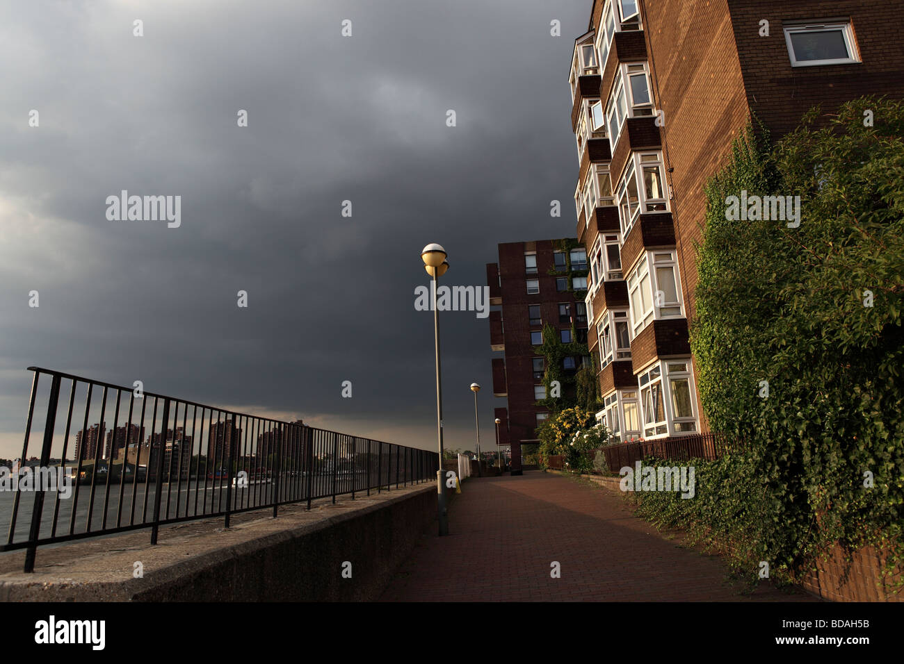 Thames pathway hi-res stock photography and images - Alamy