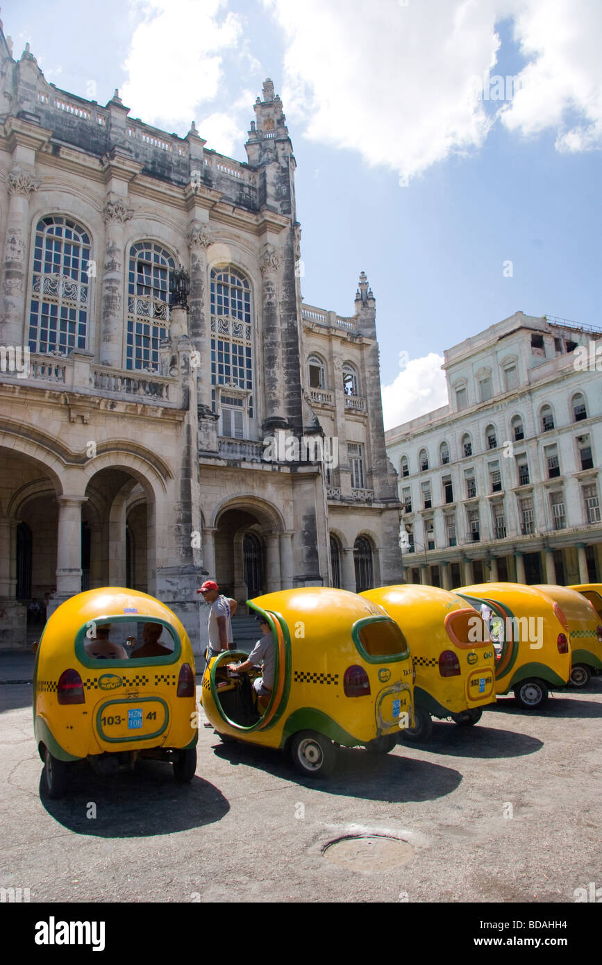 Old yellow cab hi-res stock photography and images - Alamy