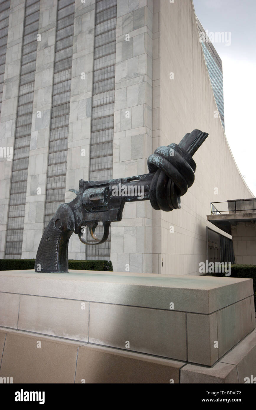 Twisted statue hi-res stock photography and images - Alamy