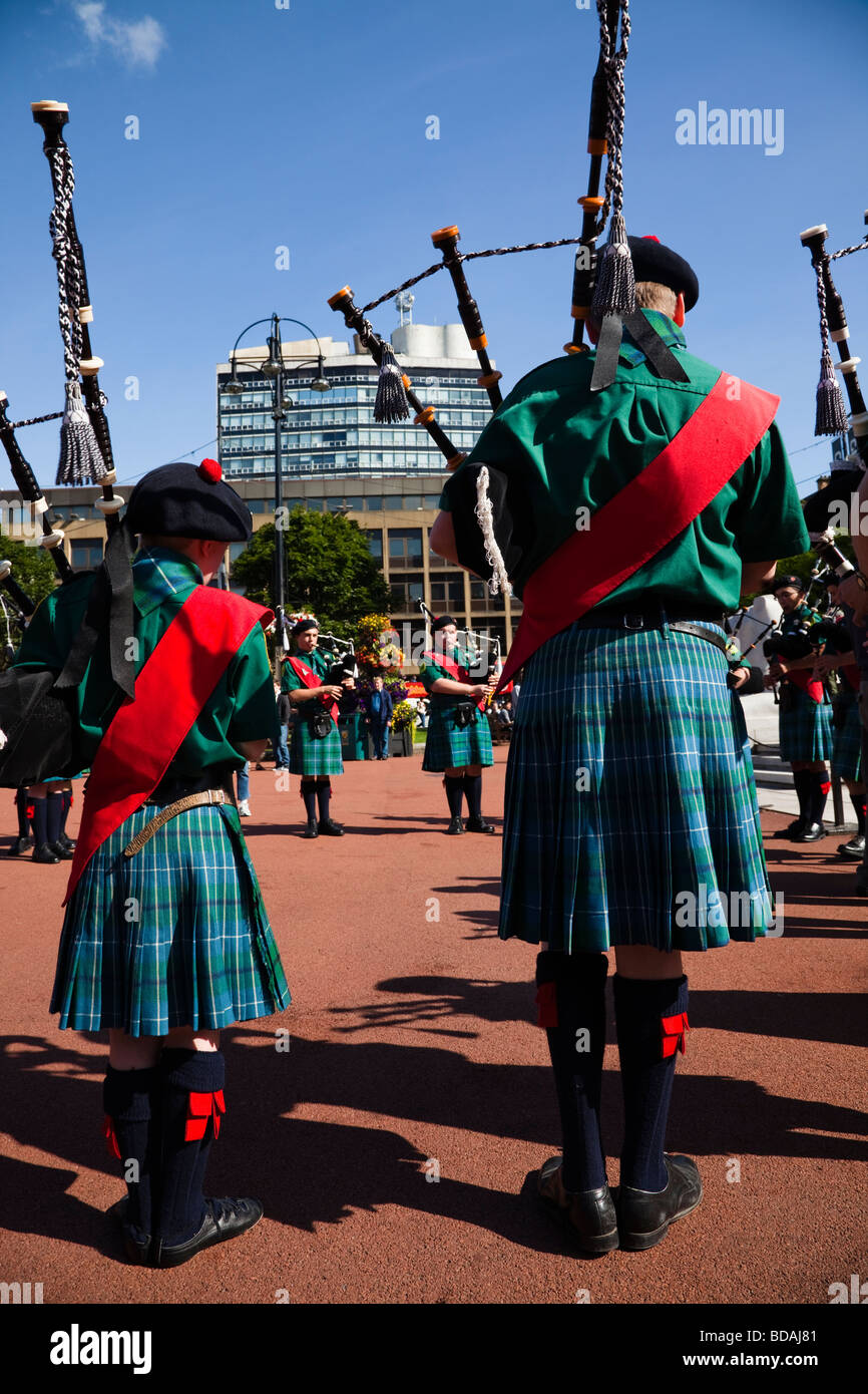 Scottish pipers hi-res stock photography and images - Alamy