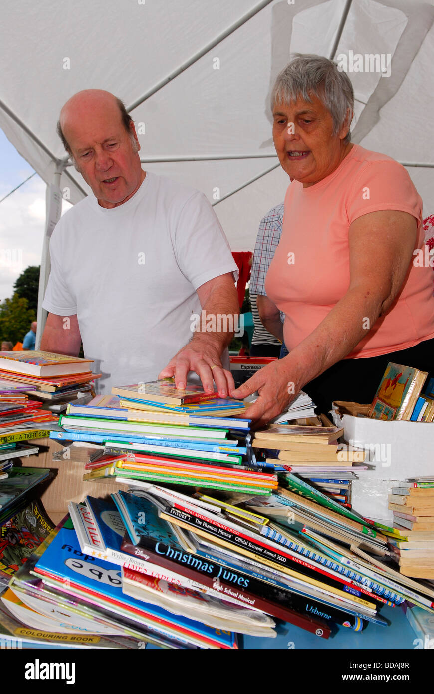 Perusing the books hi-res stock photography and images - Alamy