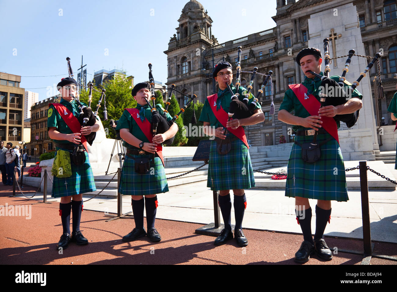 Youth bagpipe band hi-res stock photography and images - Alamy