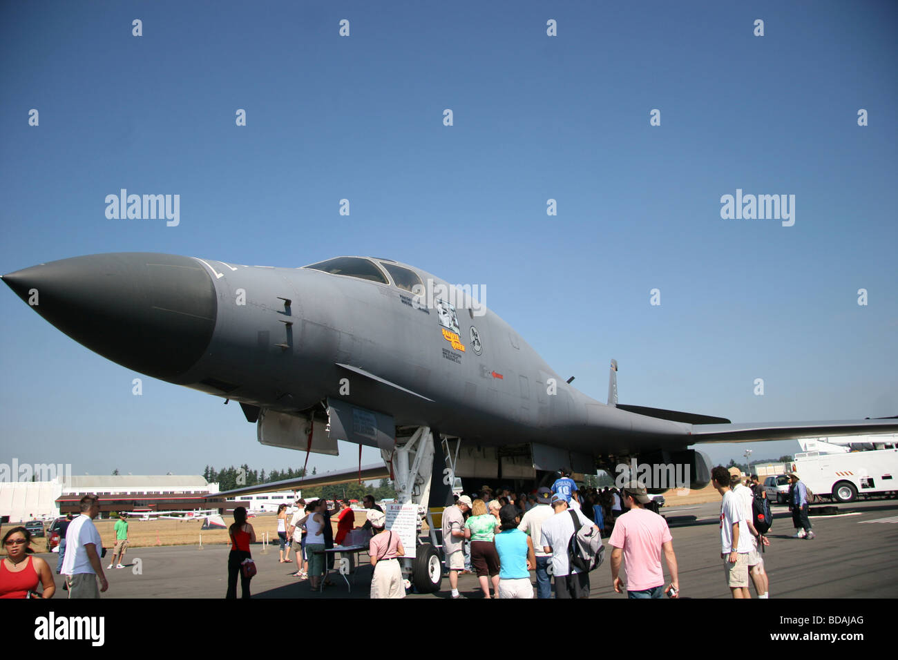 Crowd lines up to see B1 Lancer Bomber at Abbotsford Air Show 2006 ...