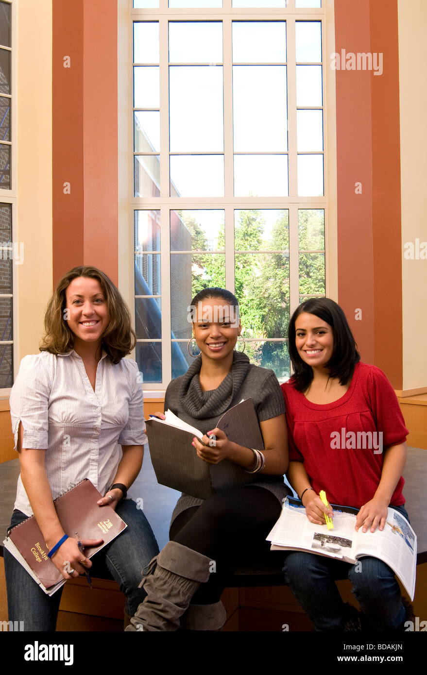 Three latinas hi-res stock photography and images - Alamy