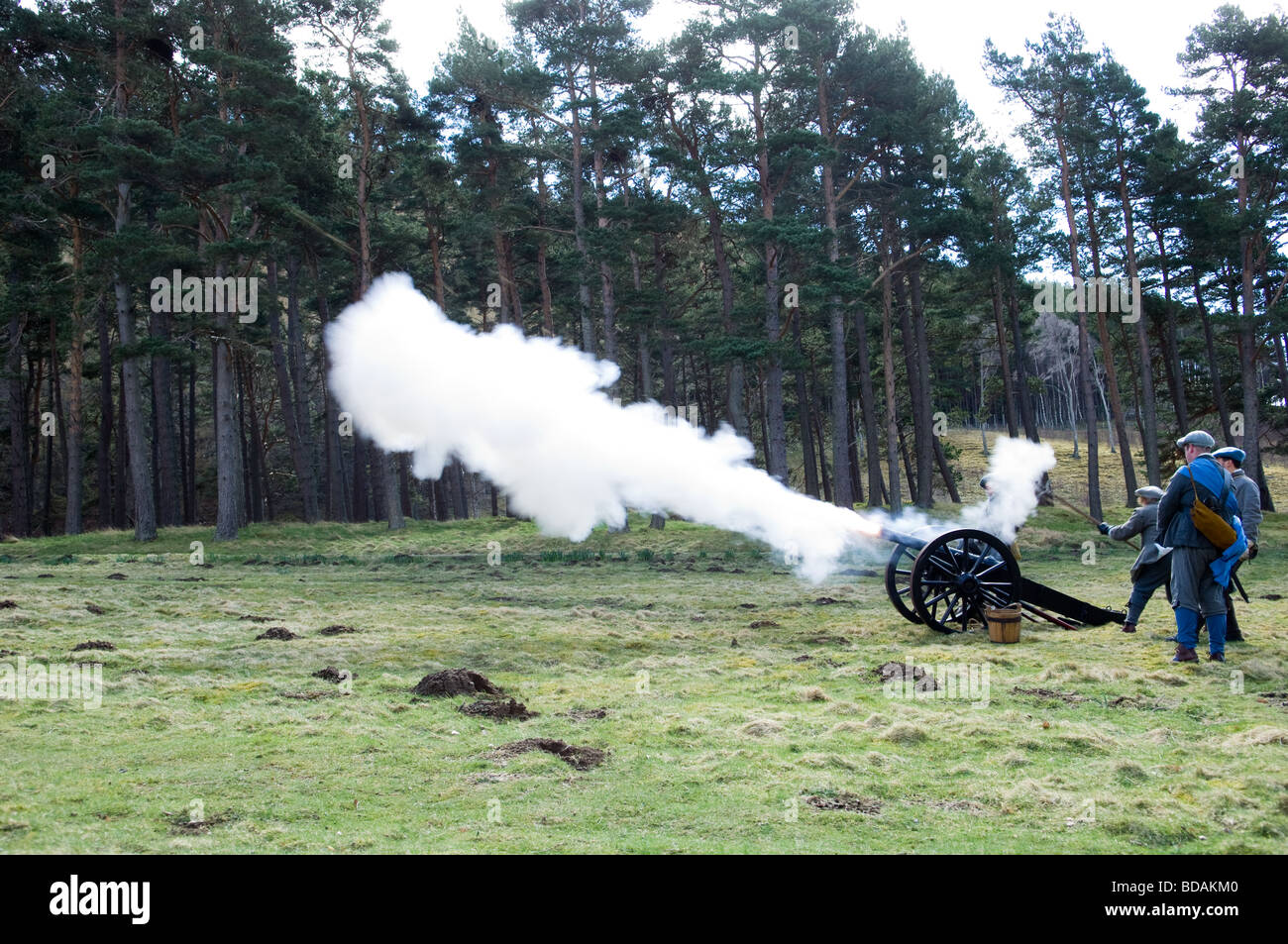 Military group firing a canon Stock Photo - Alamy