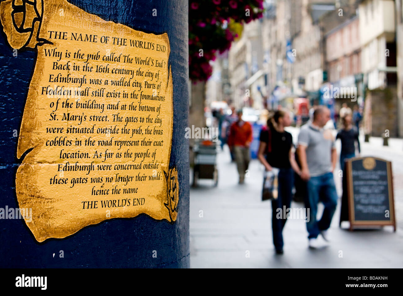 Pub bar tavern edinburgh uk scroll hi-res stock photography and images ...