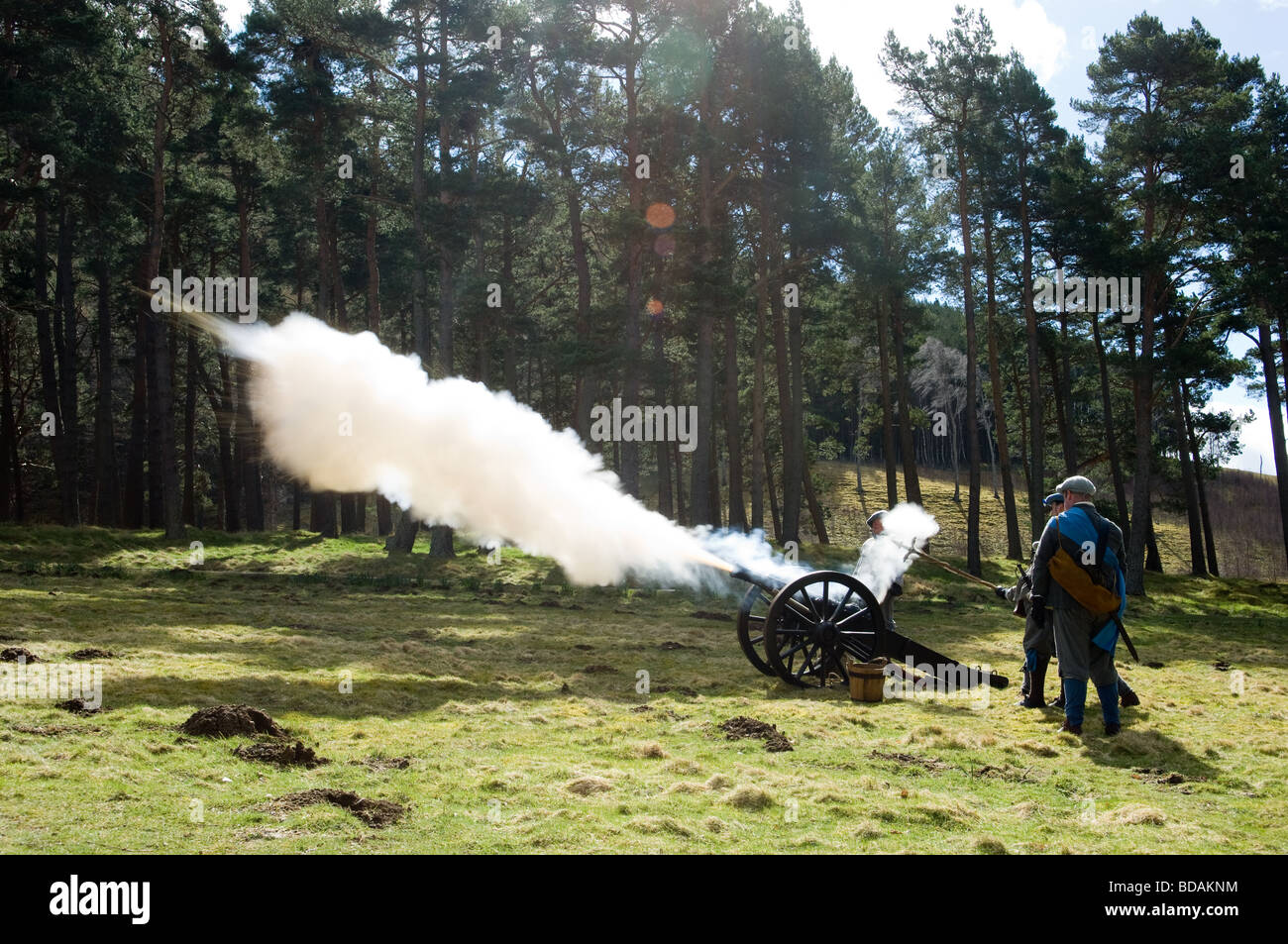 Firing a canon hi-res stock photography and images - Alamy