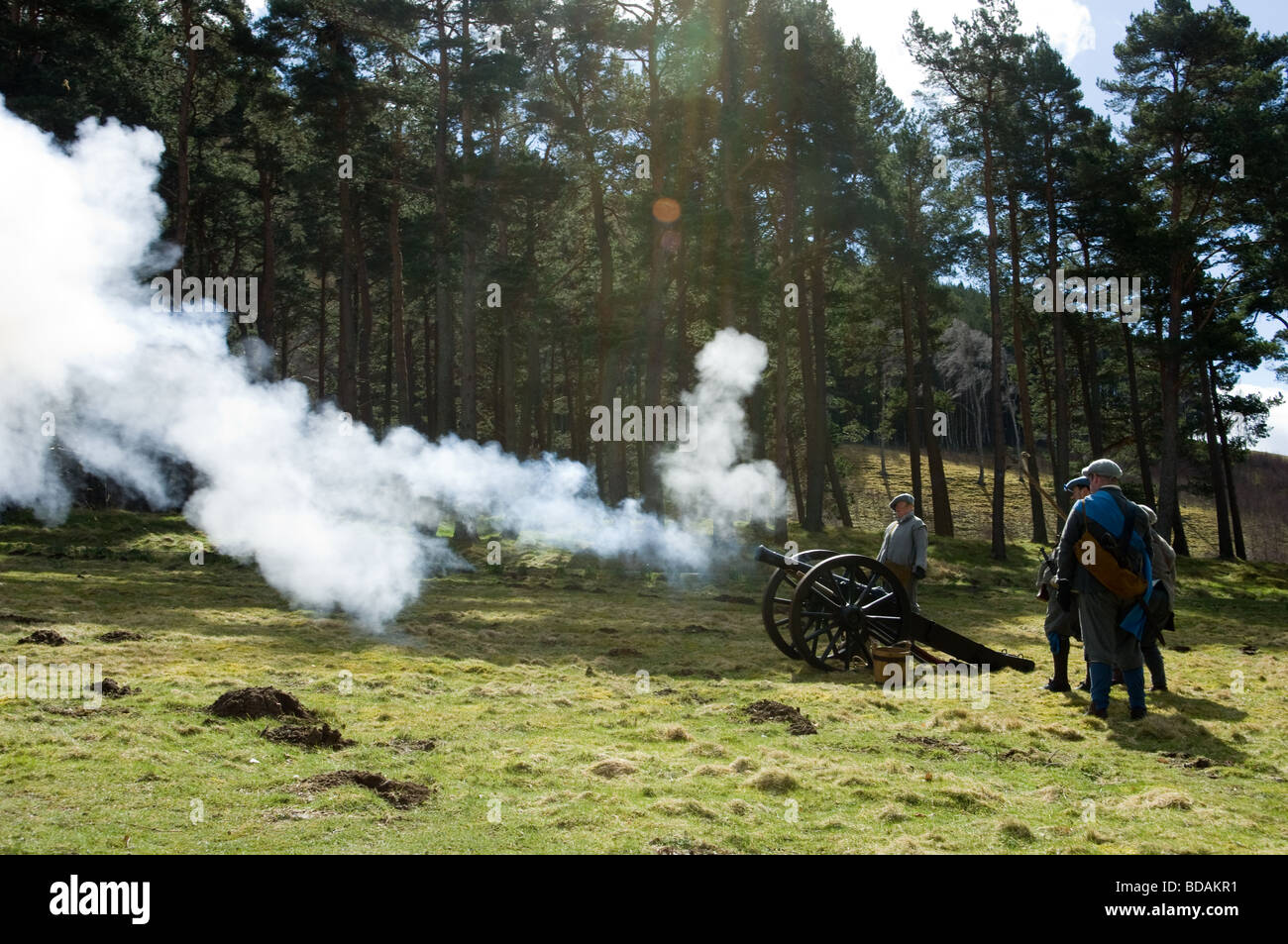 Military group firing a canon Stock Photo - Alamy