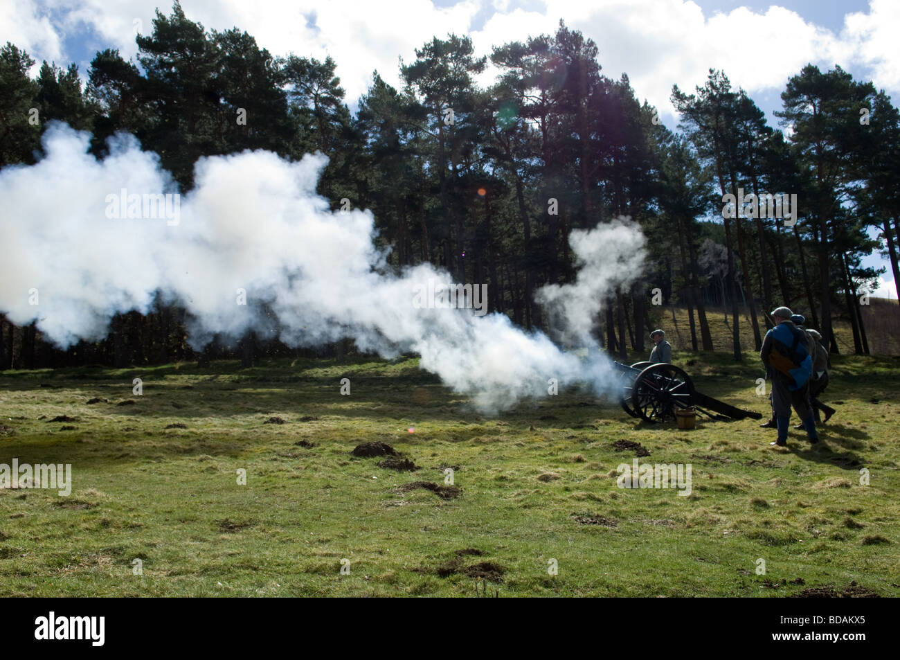Military group firing a canon Stock Photo - Alamy