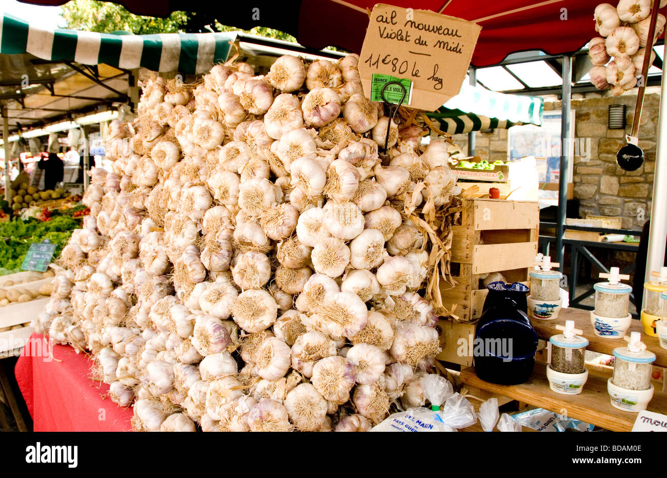 Garlic on stall in hi-res stock photography and images - Alamy