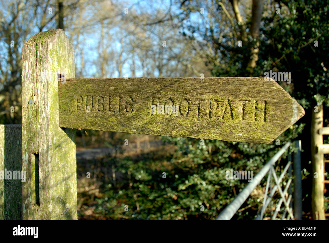 Old fashioned wooden footpath sign hi-res stock photography and images ...