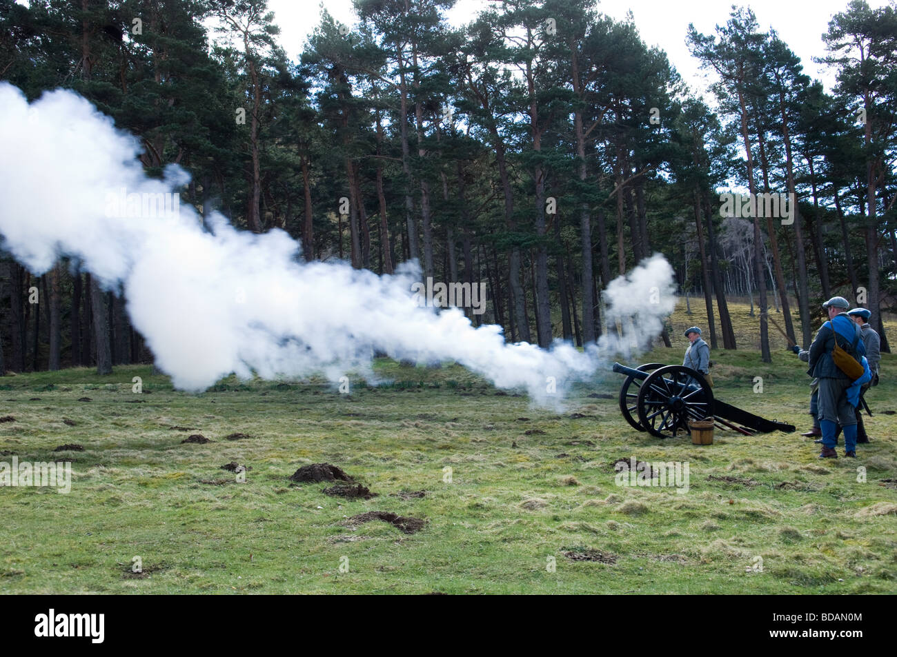 Military group firing a canon Stock Photo - Alamy