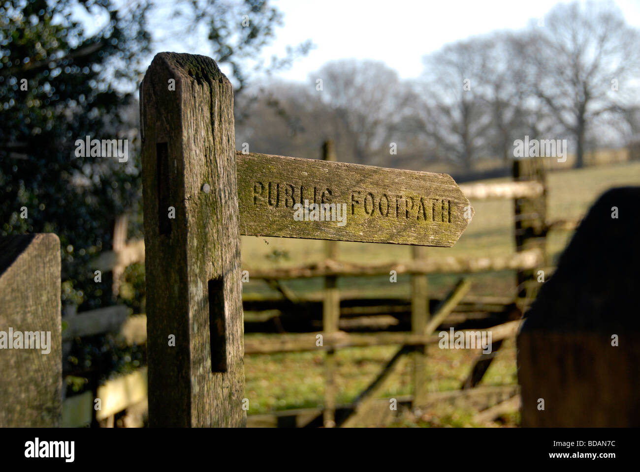 Old fashioned wooden footpath sign hi-res stock photography and images ...