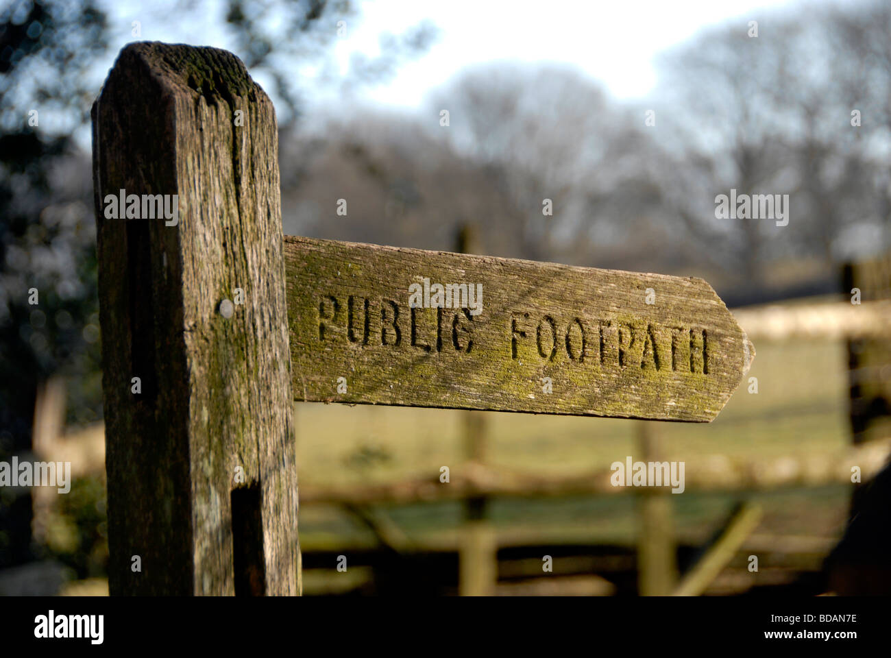 Old fashioned wooden footpath sign hi-res stock photography and images ...