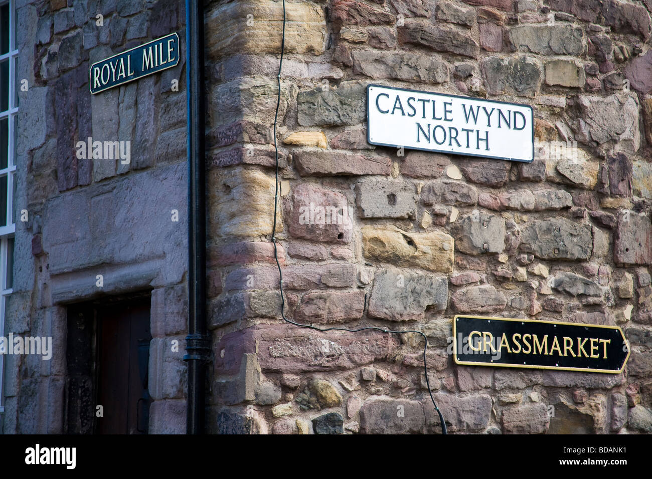 Street signs on old buildings in Edinburgh's Royal Mile Stock Photo - Alamy