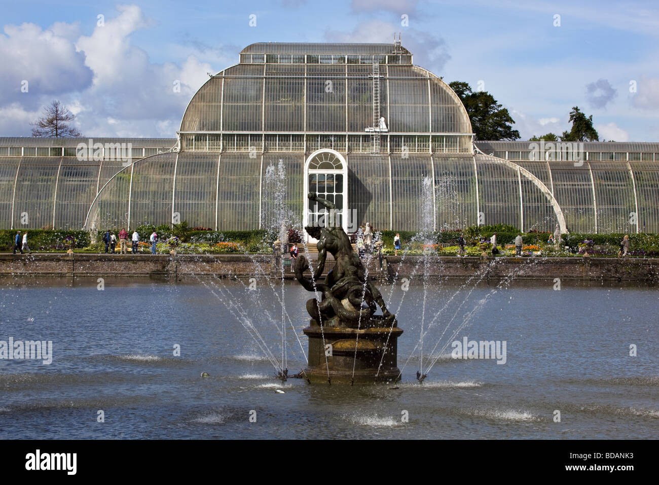 The Palm House and Lake at Kew Gardens Stock Photo - Alamy
