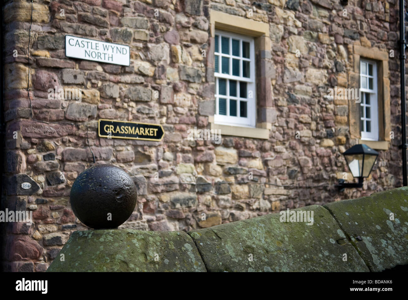 Street signs on old buildings in Edinburgh's Royal Mile Stock Photo - Alamy