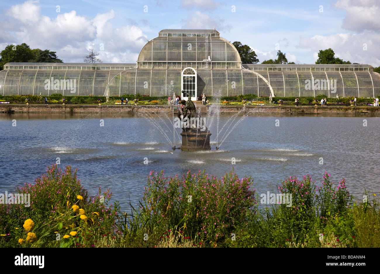 The Palm House and lake at Kew Gardens Stock Photo - Alamy