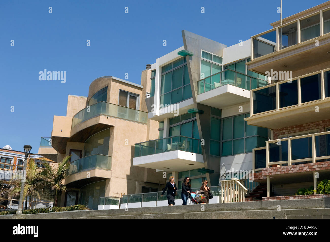 Modern beach houses hi-res stock photography and images - Alamy