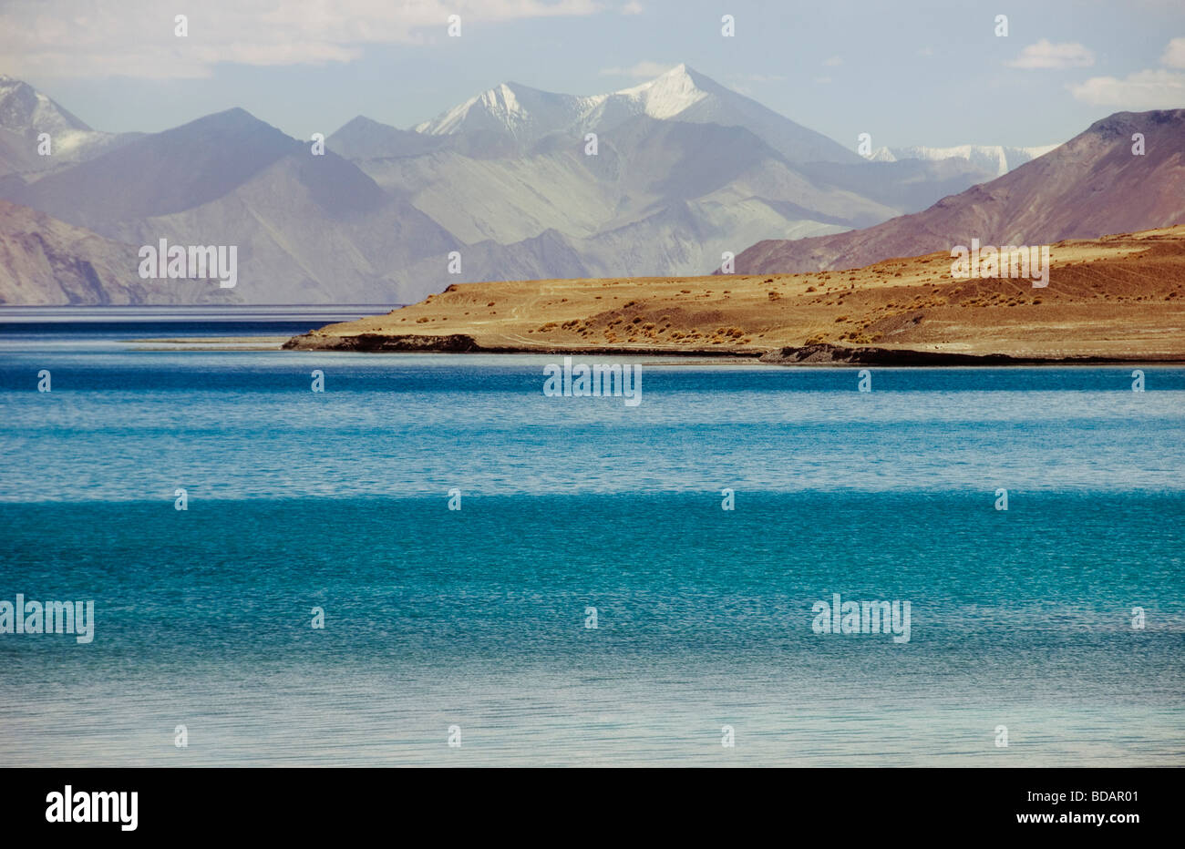 Lake with mountain ranges in the background, Pangong Tso Lake, Ladakh ...