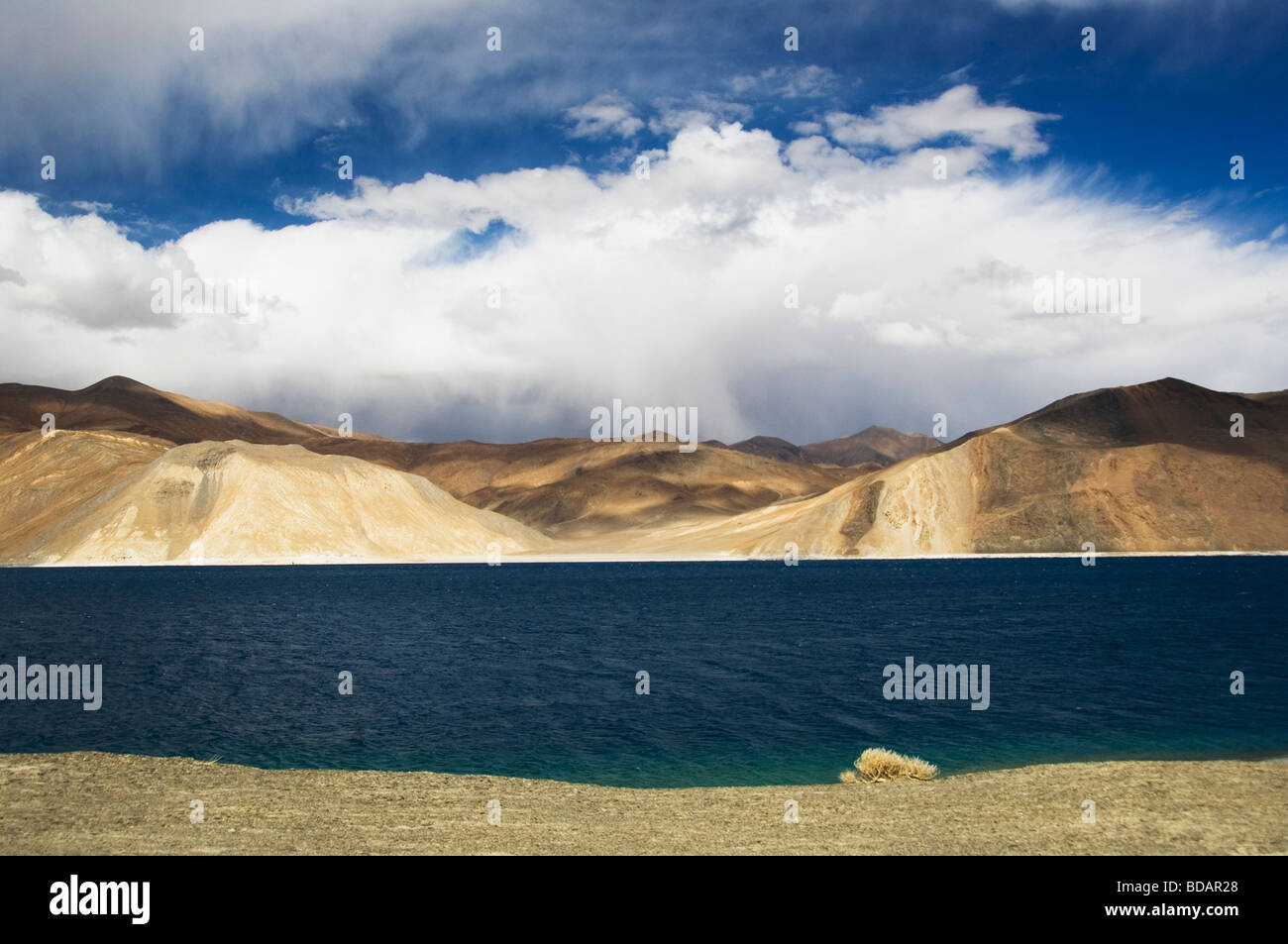 Lake with mountain ranges in the background, Pangong Tso Lake, Ladakh ...