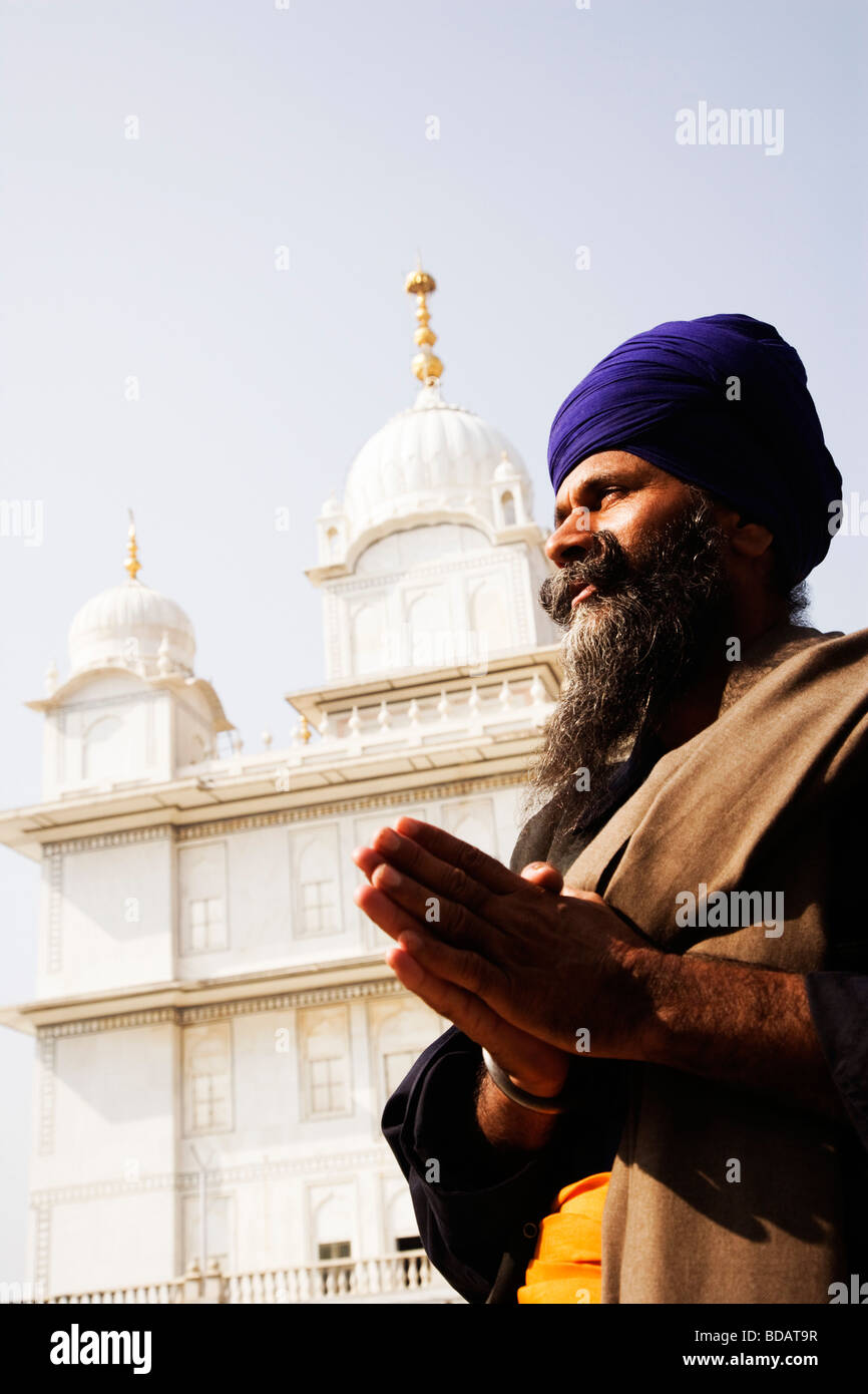 Sikh standing prayer gurudwara hi-res stock photography and images - Alamy