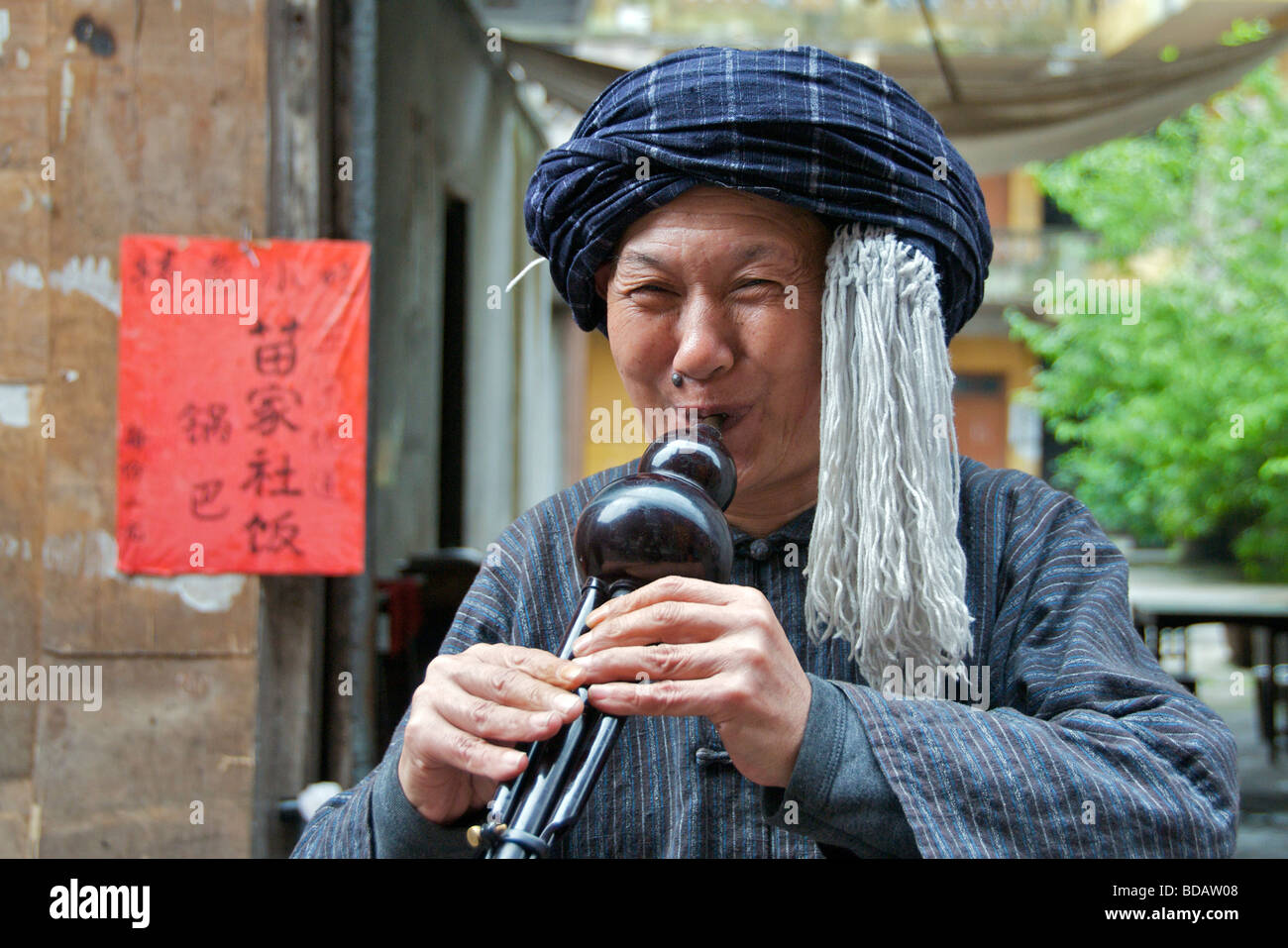Traditional chinese clothes shop hi-res stock photography and images ...