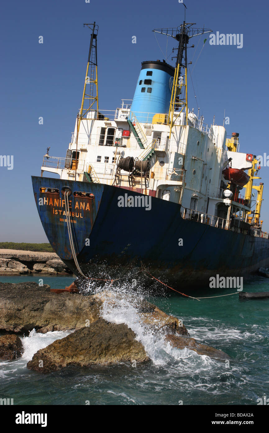 Shipwreck on rocks hi-res stock photography and images - Alamy