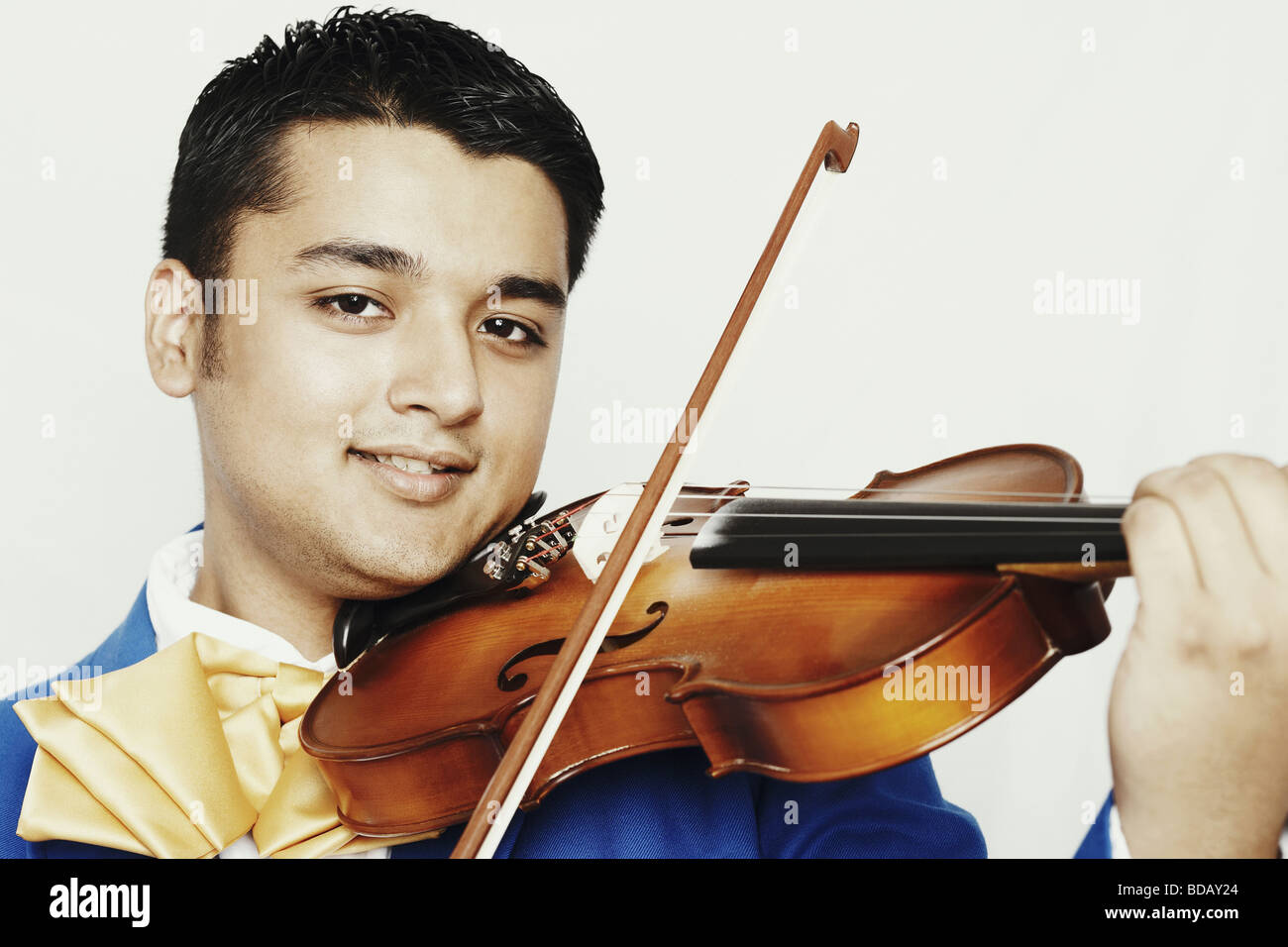 Man playing the violin hi-res stock photography and images - Alamy