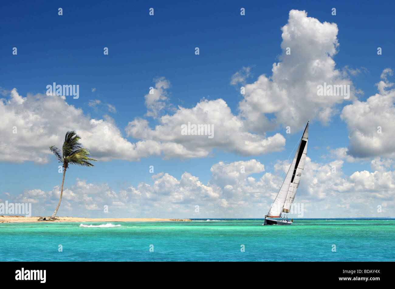 Clear water sailboat hi-res stock photography and images - Alamy