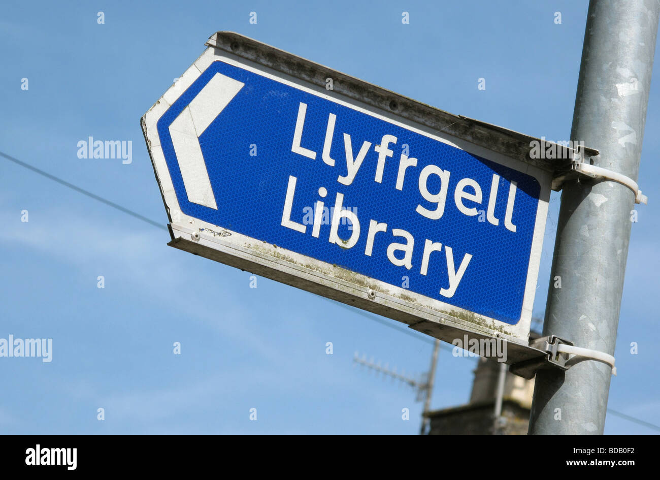A library sign in Welsh and English in the market and famous book town ...