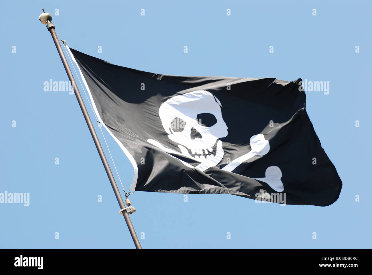 Skull and crossbones flag hi-res stock photography and images - Alamy