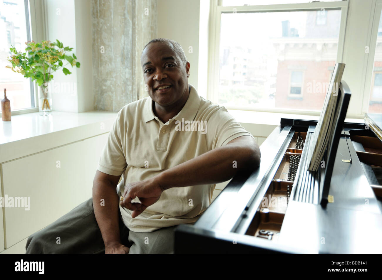 Man sitting at piano hi-res stock photography and images - Alamy