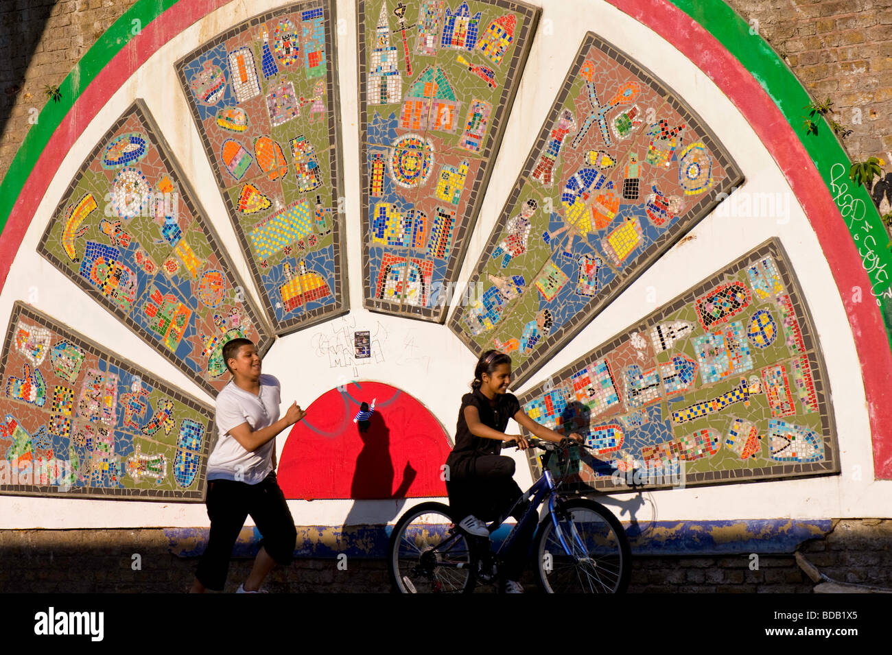 Bridge mosaic mural hi-res stock photography and images - Alamy