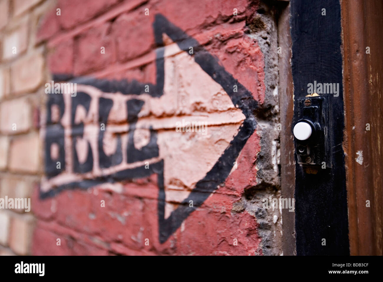 an arrow pointing out a door bell on a house in london Stock Photo - Alamy