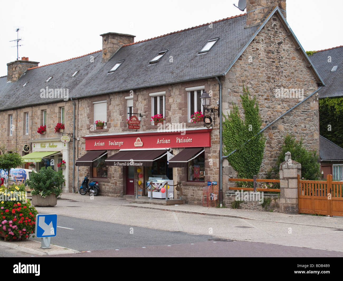 Traditional boulangerie shop france hi-res stock photography and images ...