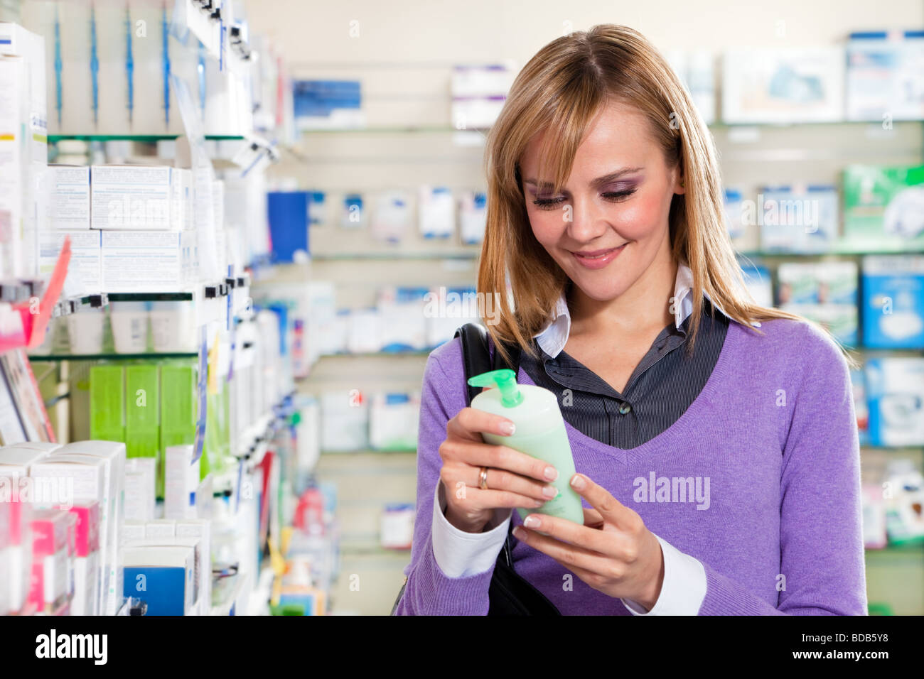Woman reading label shampoo hi-res stock photography and images - Alamy