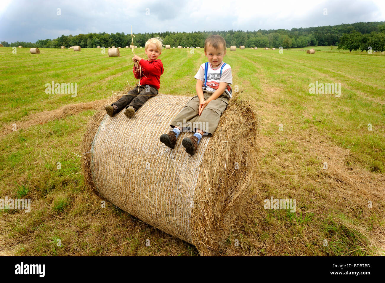 Children playing on hay bales hi-res stock photography and images - Alamy