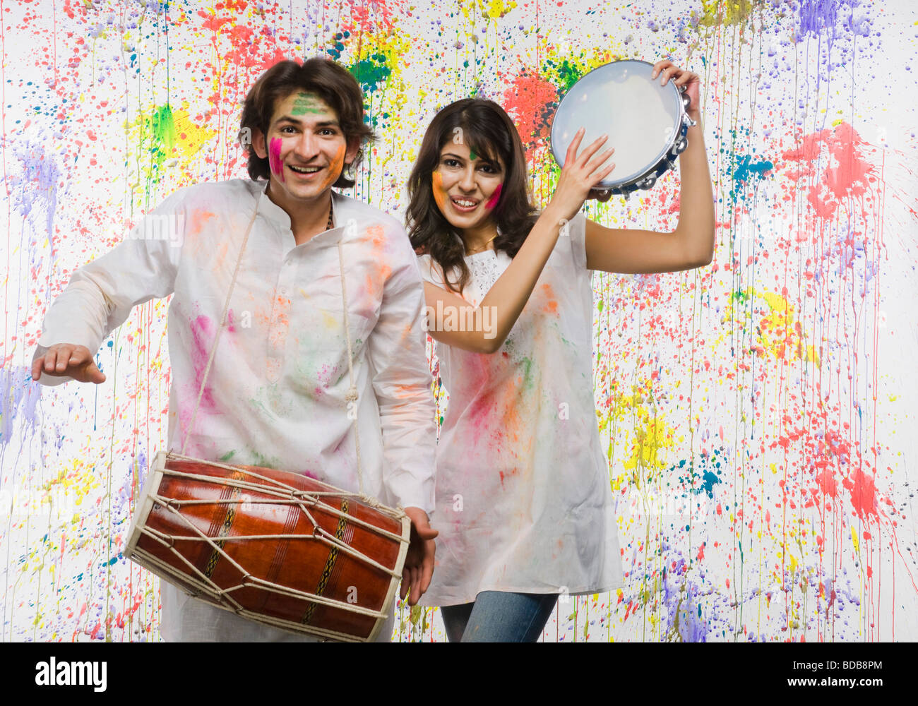 Indian couple playing holi hi-res stock photography and images - Alamy