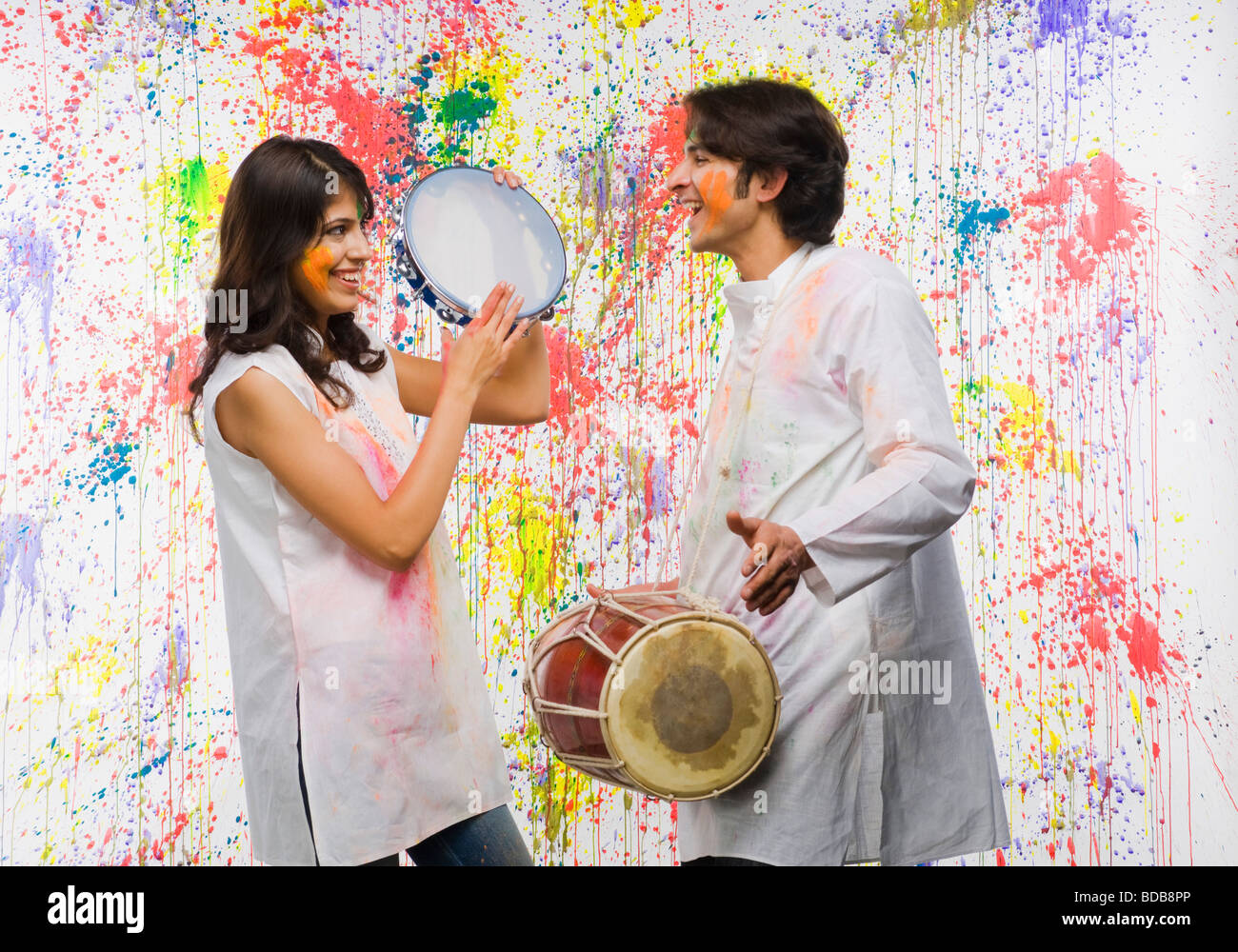 Indian couple playing holi hi-res stock photography and images - Alamy