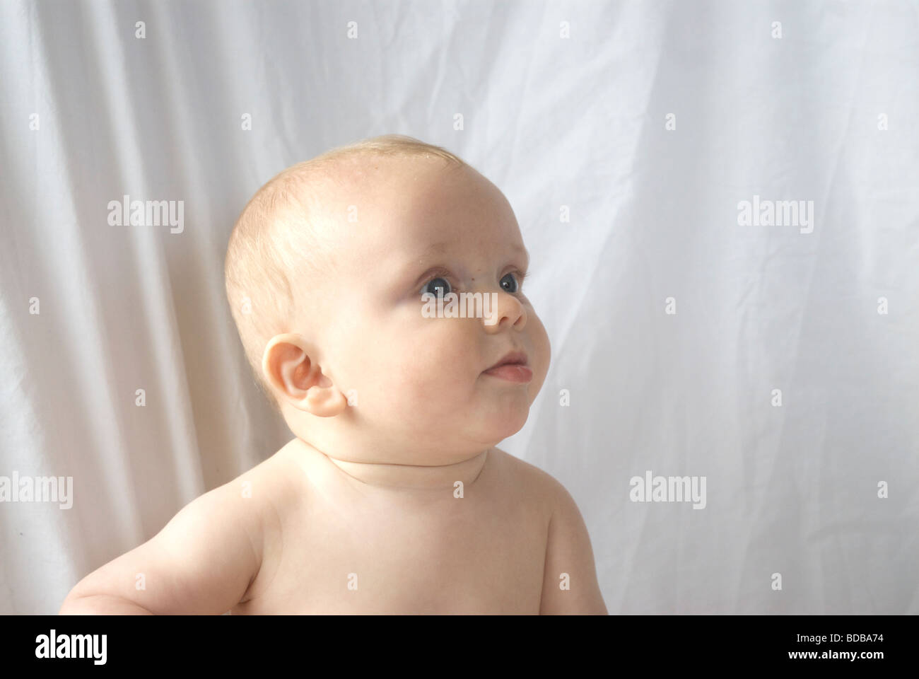 A baby looking around Stock Photo - Alamy
