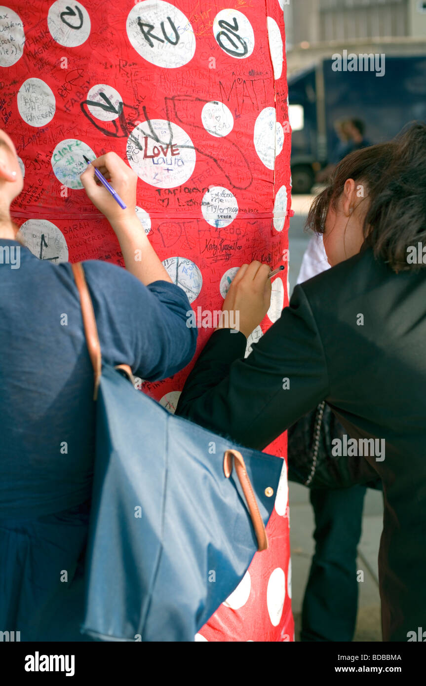 Tourists write messages hi-res stock photography and images - Alamy