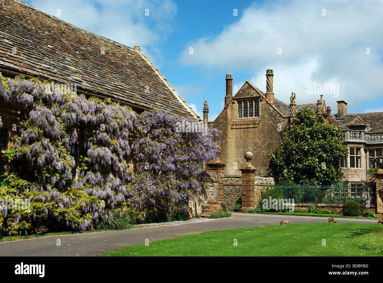 Elizabethan manor house hi-res stock photography and images - Alamy