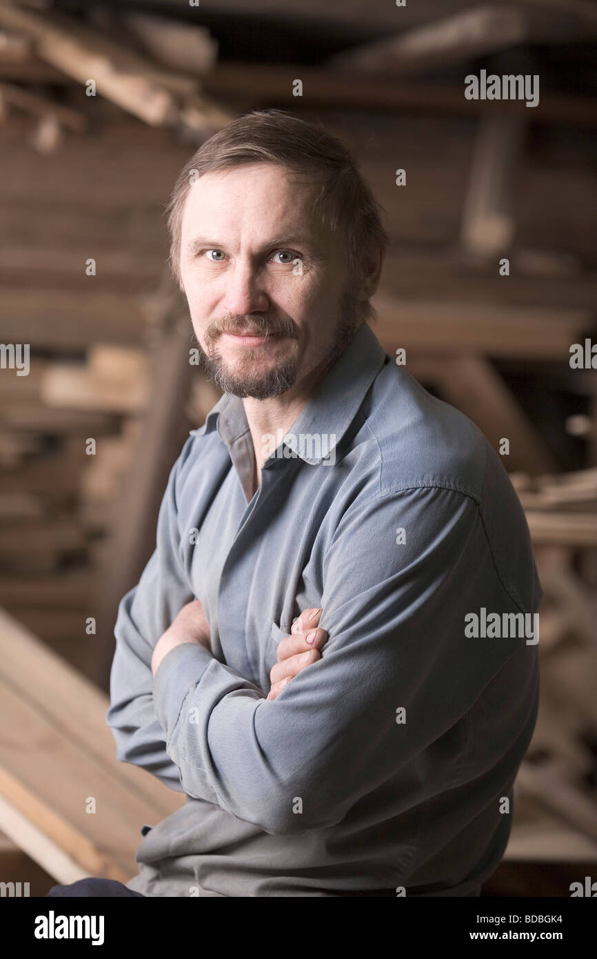 portrait of mature carpenter in his workshop Stock Photo - Alamy