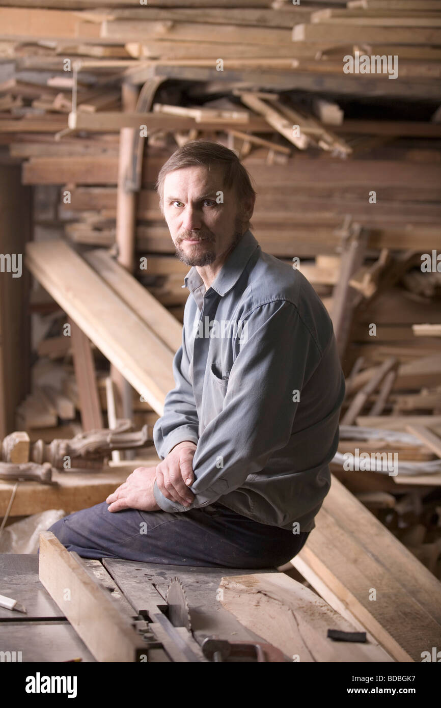 portrait of mature carpenter in his workshop Stock Photo - Alamy