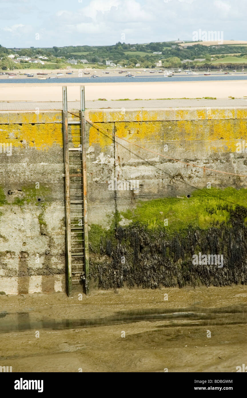 The Camel estuary across the outer wall of Padstow harbour, Cornwall ...