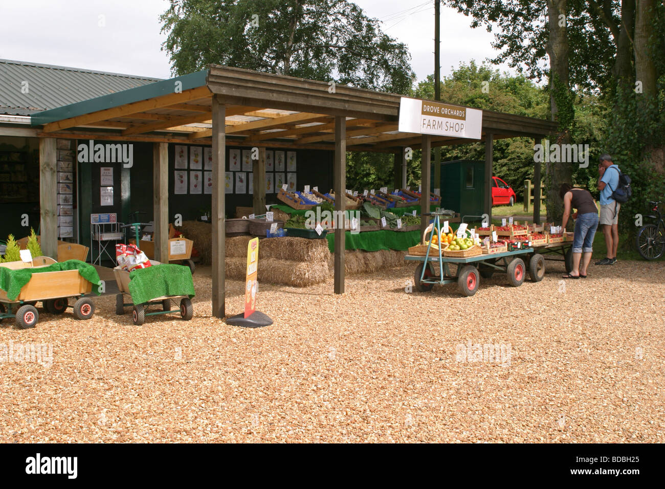Vegetable display outside farm shop hi-res stock photography and images ...