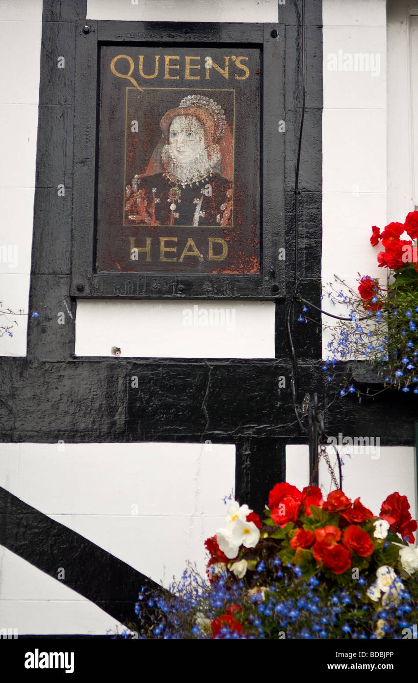 Queens head and pub sign hi-res stock photography and images - Alamy