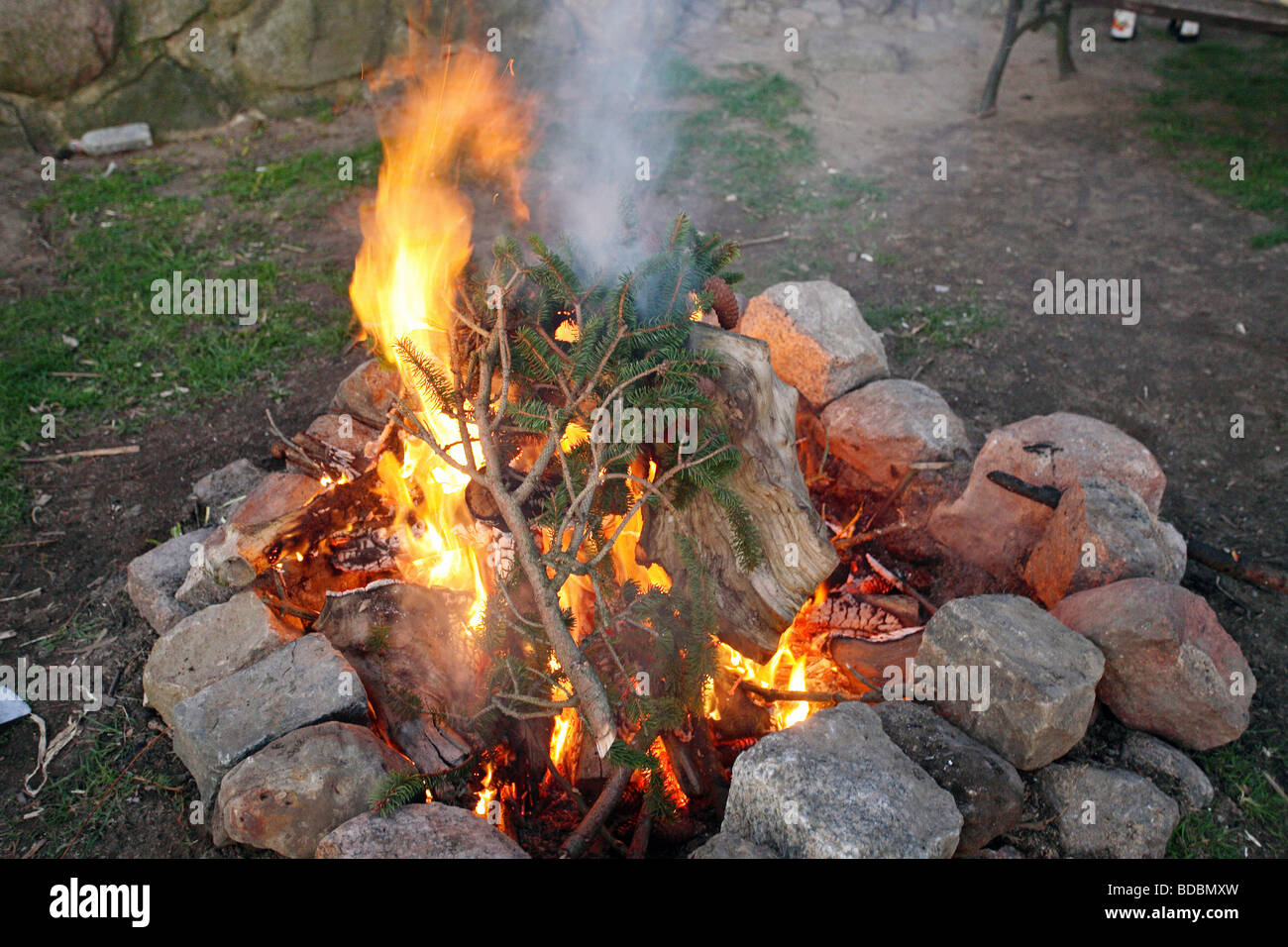 Make a bonfire hi-res stock photography and images - Alamy
