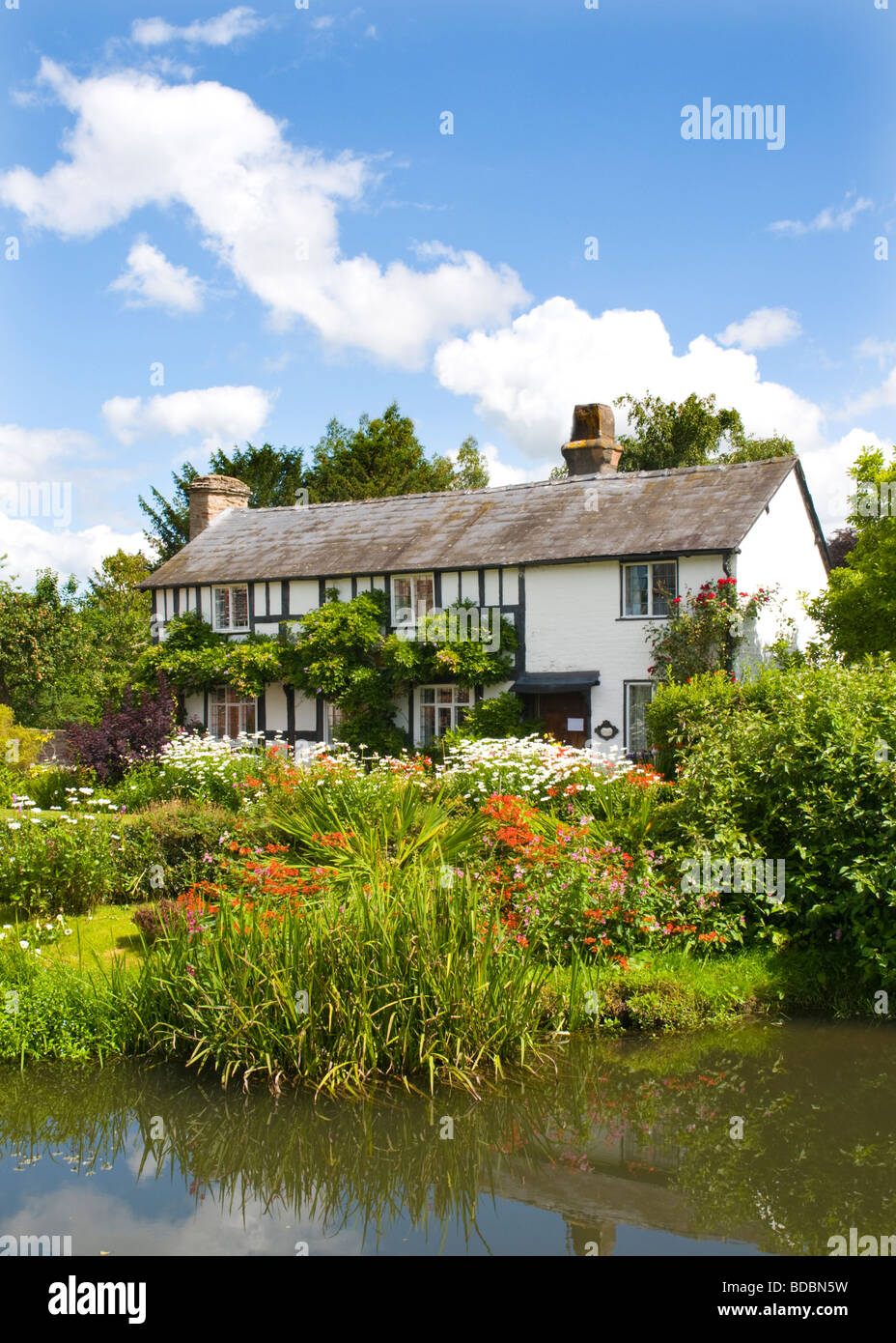 River cottage hi-res stock photography and images - Alamy